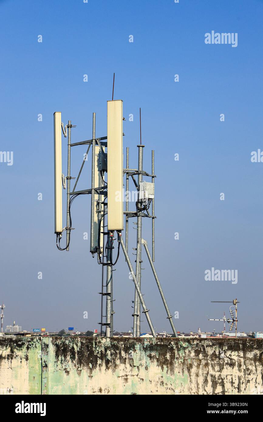 Wireless Communication Antenna pole, Mobile phone mast antenna pole on ...