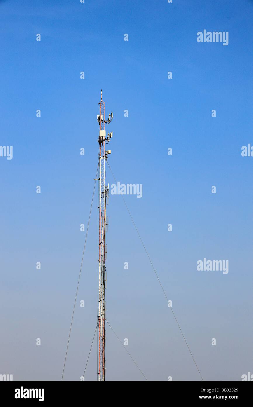 Wireless Communication Antenna pole, Mobile phone mast antenna pole on ...