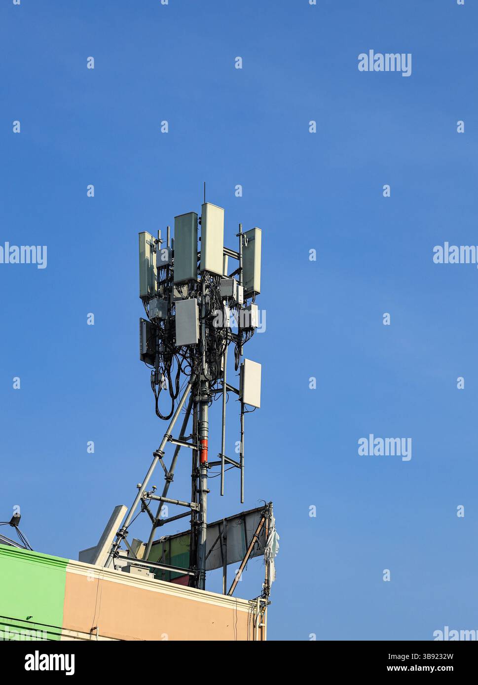Wireless Communication Antenna pole, Mobile phone mast antenna pole on ...
