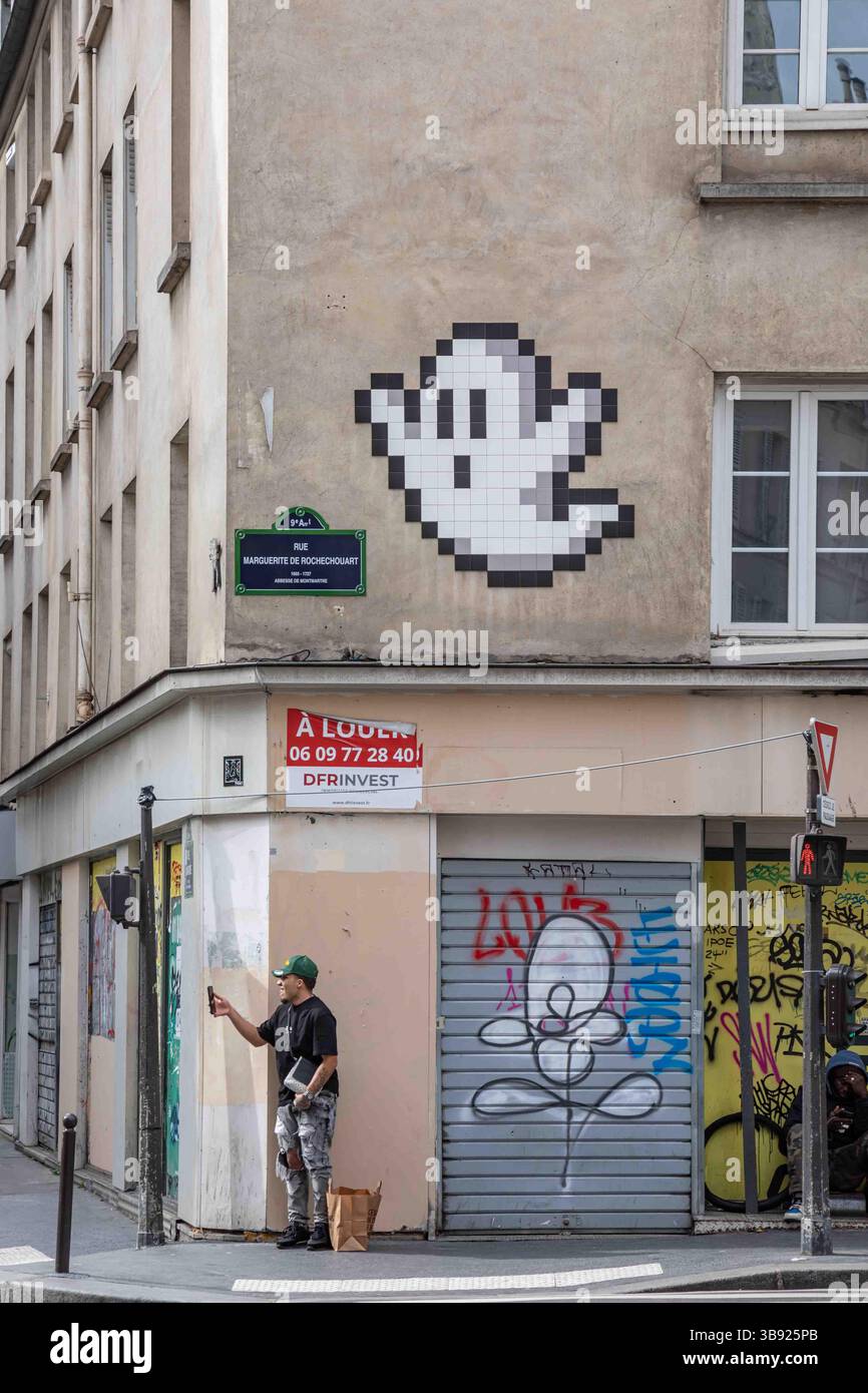Parisian street art: tile mosaic ghost at Rue Marguerite de Rochechou ...