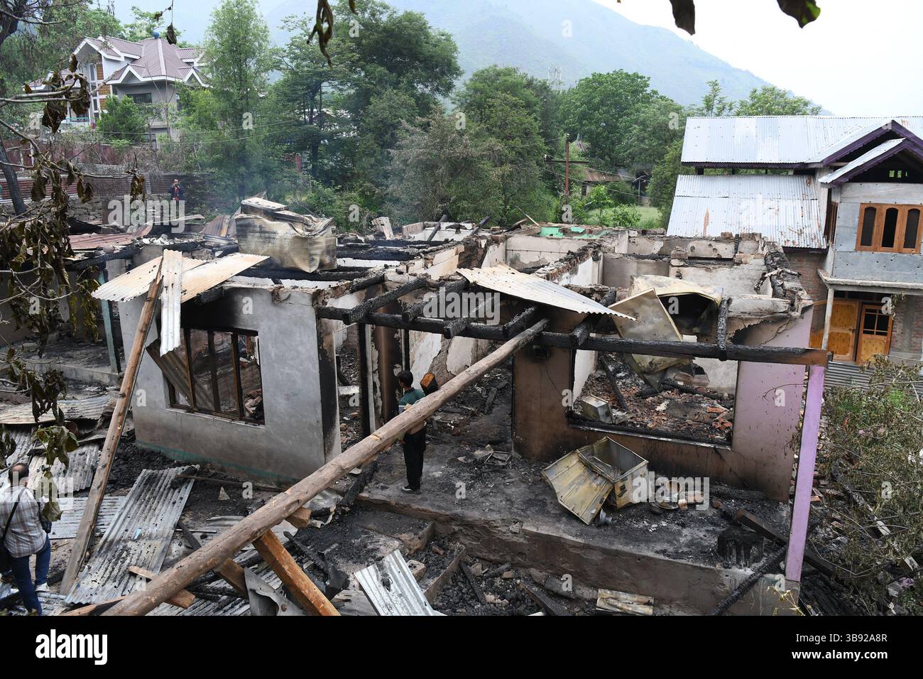Uri, Jammu And Kashmir, India. 8th May, 2025. People inside a damaged ...
