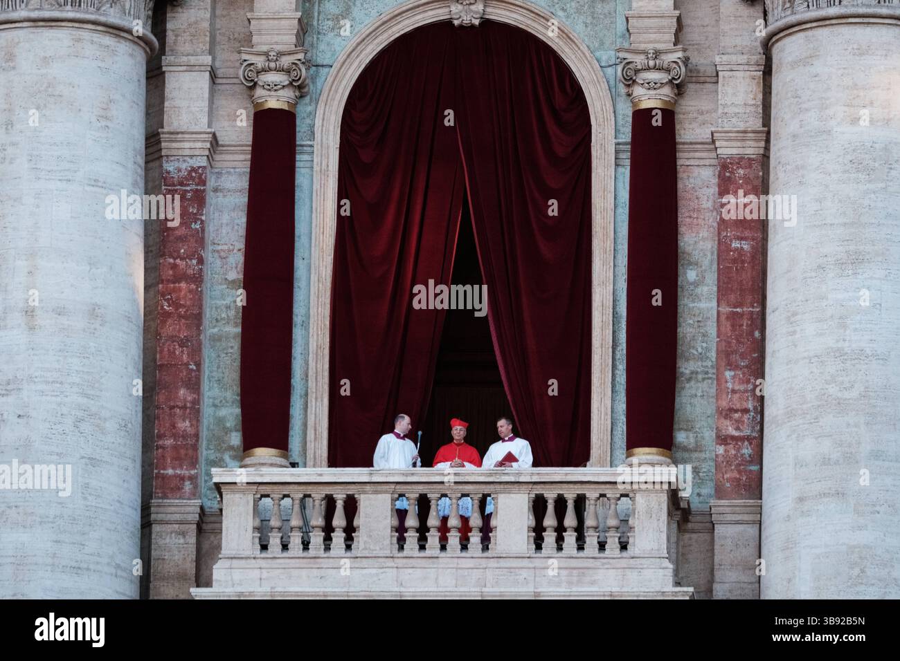Vatican, the new Pope appears on the steps of St. Peter s Square and ...