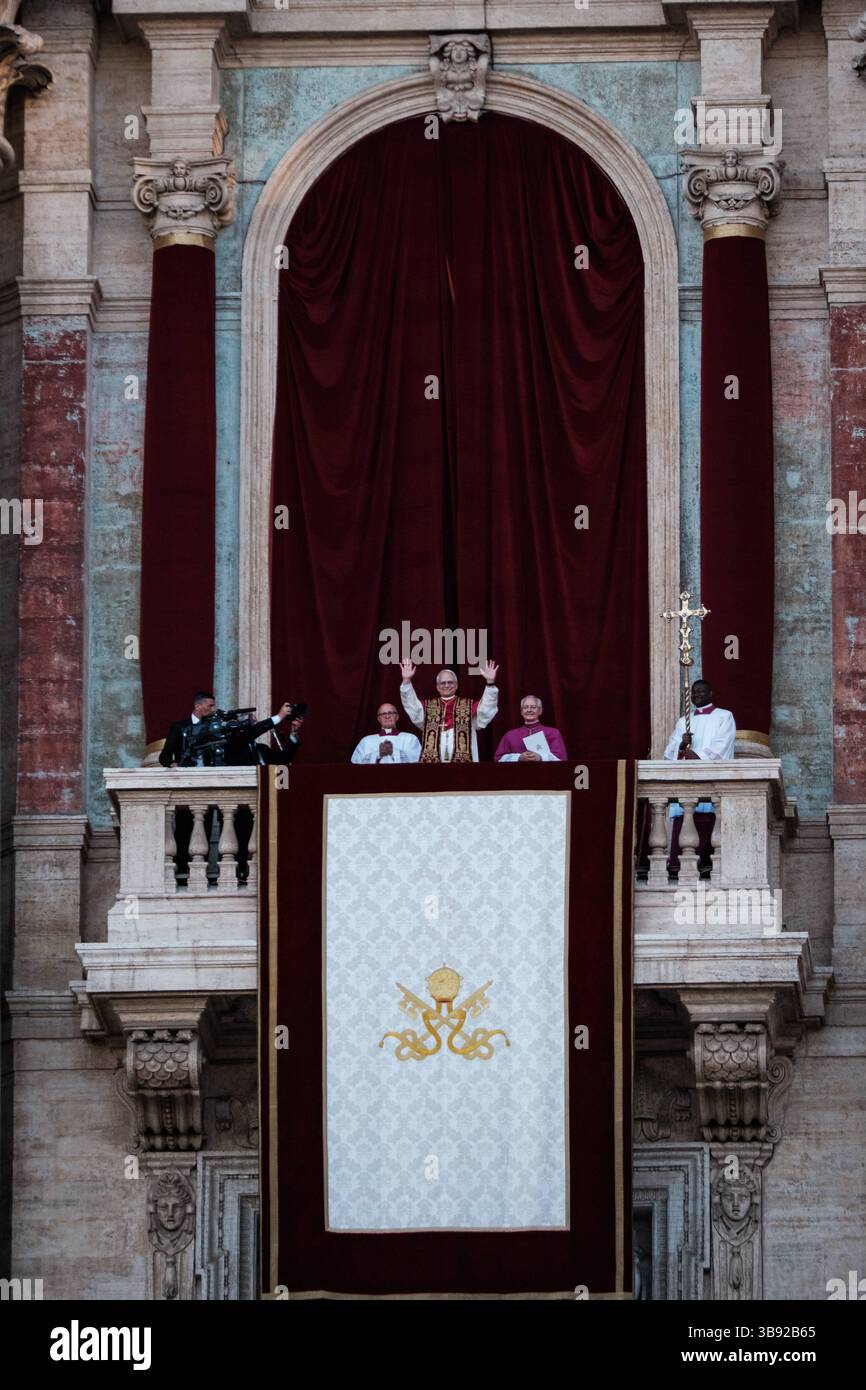 Vatican, the new Pope appears on the steps of St. Peter s Square and ...