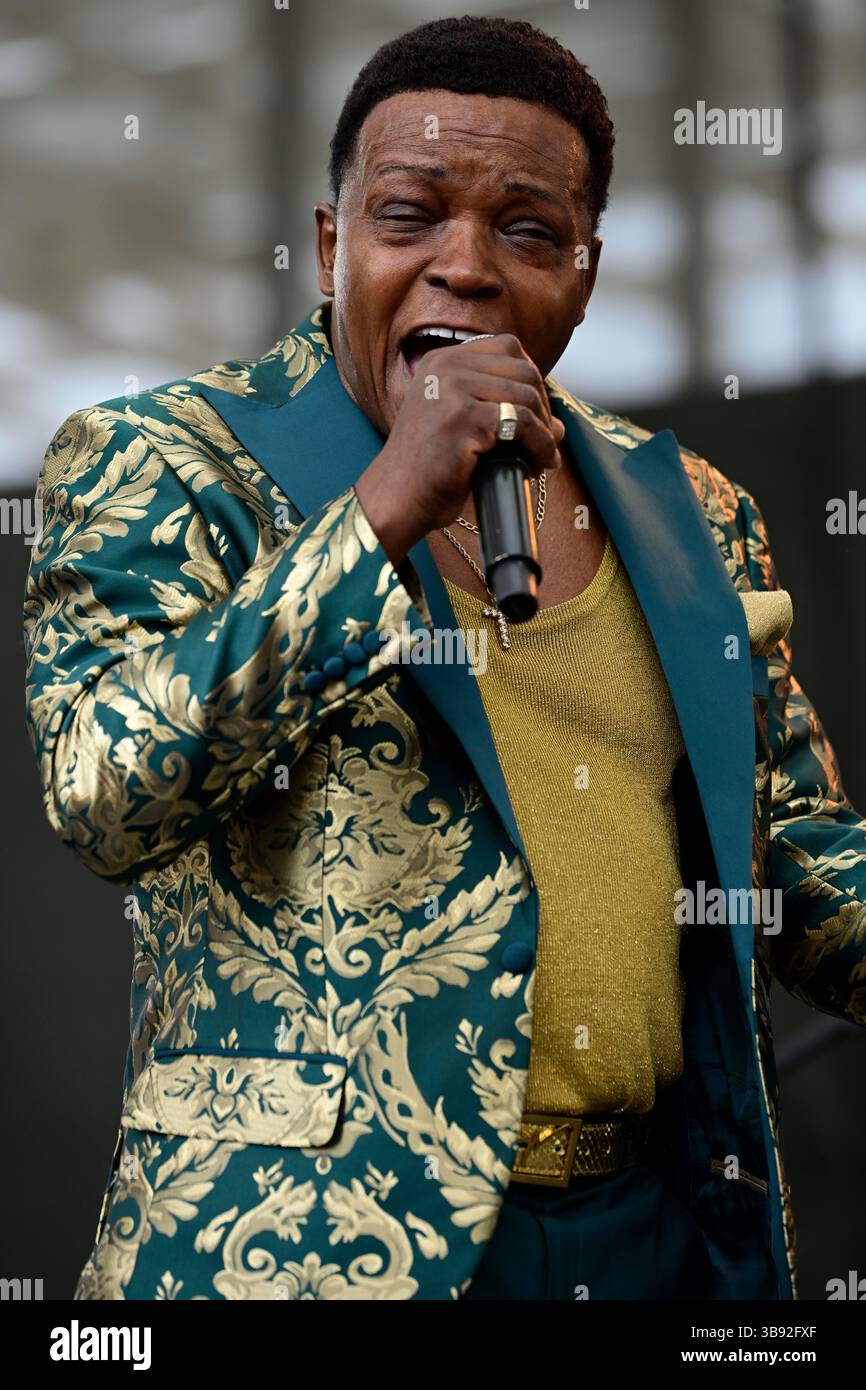 April 26, 2025: American soul singer LEE FIELDS performs during the ...
