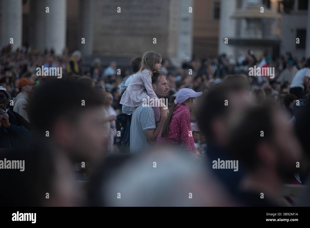 Vatican, Vatican, Vatican. 8th May, 2025. Thousands of people watch the ...