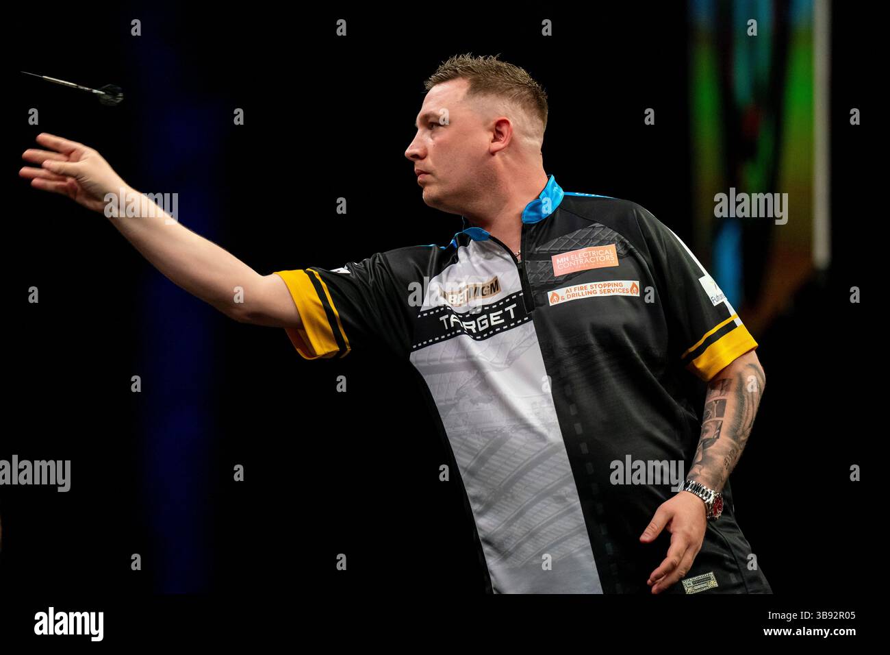 Leeds, UK. 08th May, 2025. Chris Dobey throws during the BetMGM Premier ...