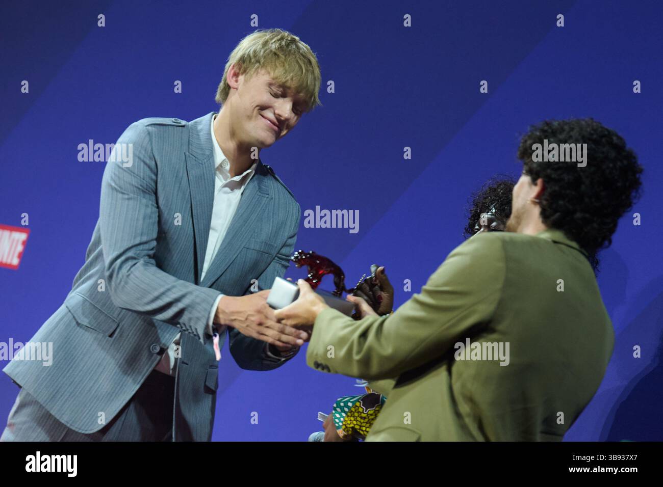 Berlin, Germany. 08th May, 2025. Award winner Enzo Brumm (l) receives ...