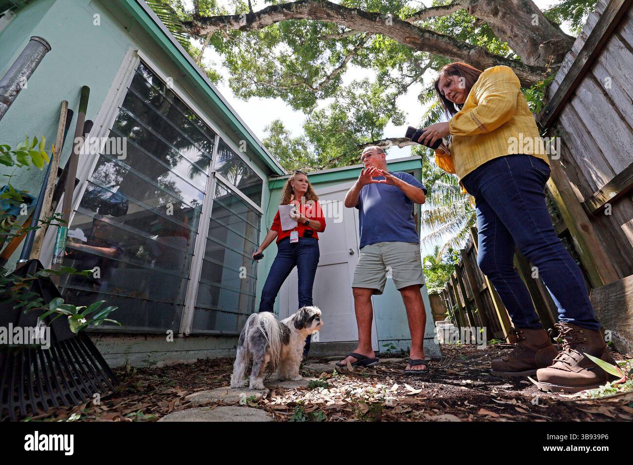 Preliminary damage assessment team hi-res stock photography and images ...