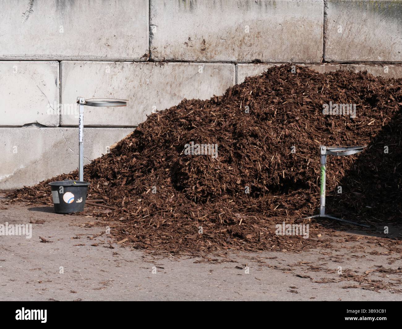 A pile of bark mulch lies in a composting plant Stock Photo - Alamy