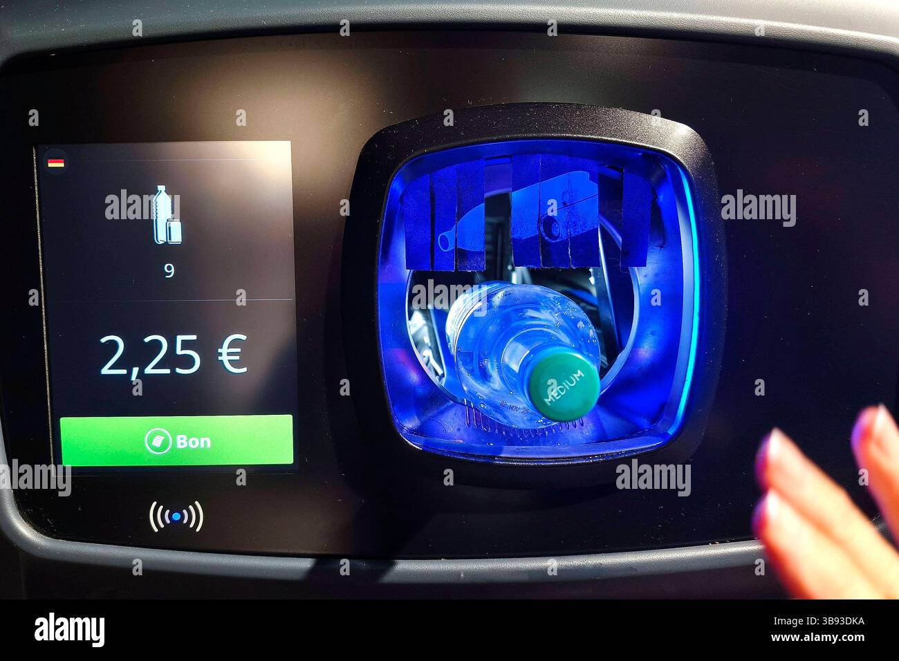 Düsseldorf, Deutschland, 08.05.2025 Eine Frau steckt Leergut in den ...