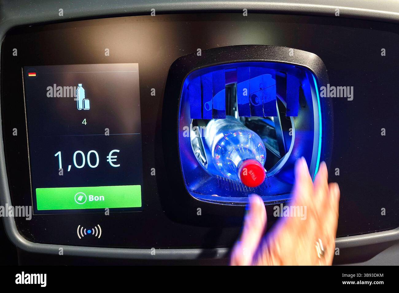 Düsseldorf, Deutschland, 08.05.2025 Eine Frau steckt Leergut in den ...