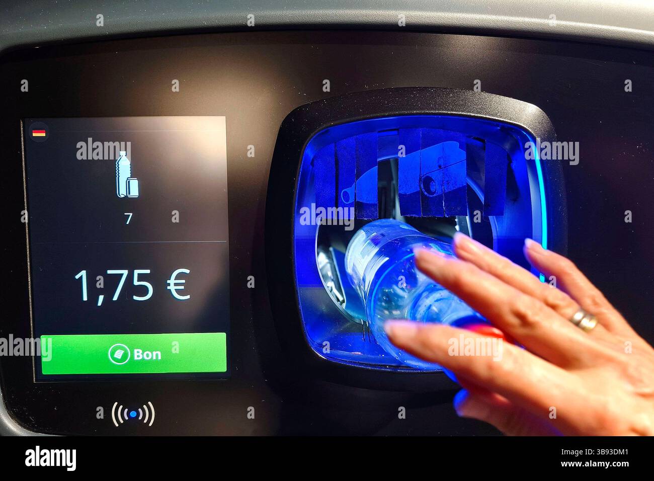 Düsseldorf, Deutschland, 08.05.2025 Eine Frau steckt Leergut in den ...