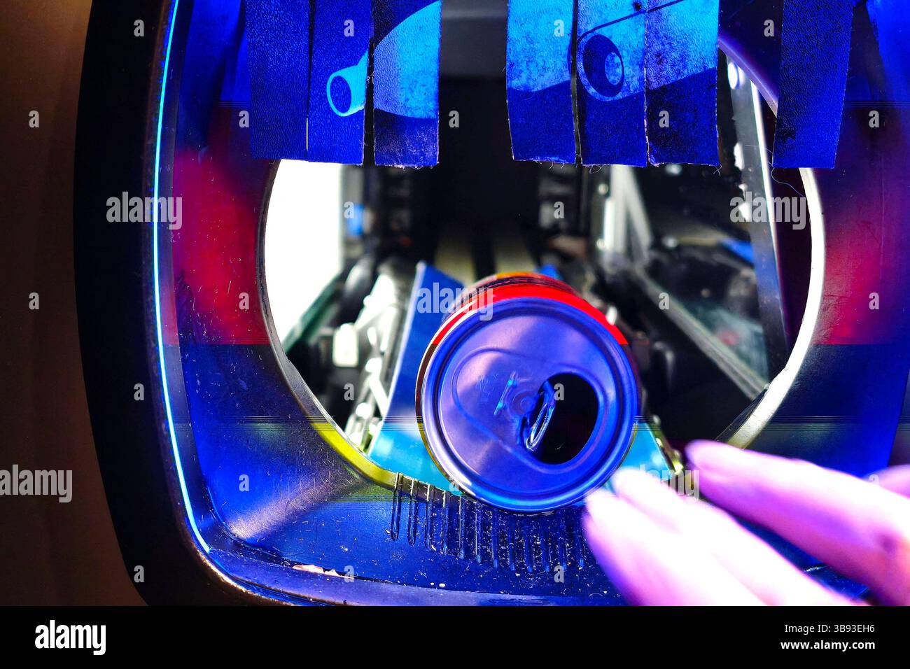 Düsseldorf, Deutschland, 08.05.2025 Eine Frau steckt Leergut in den ...