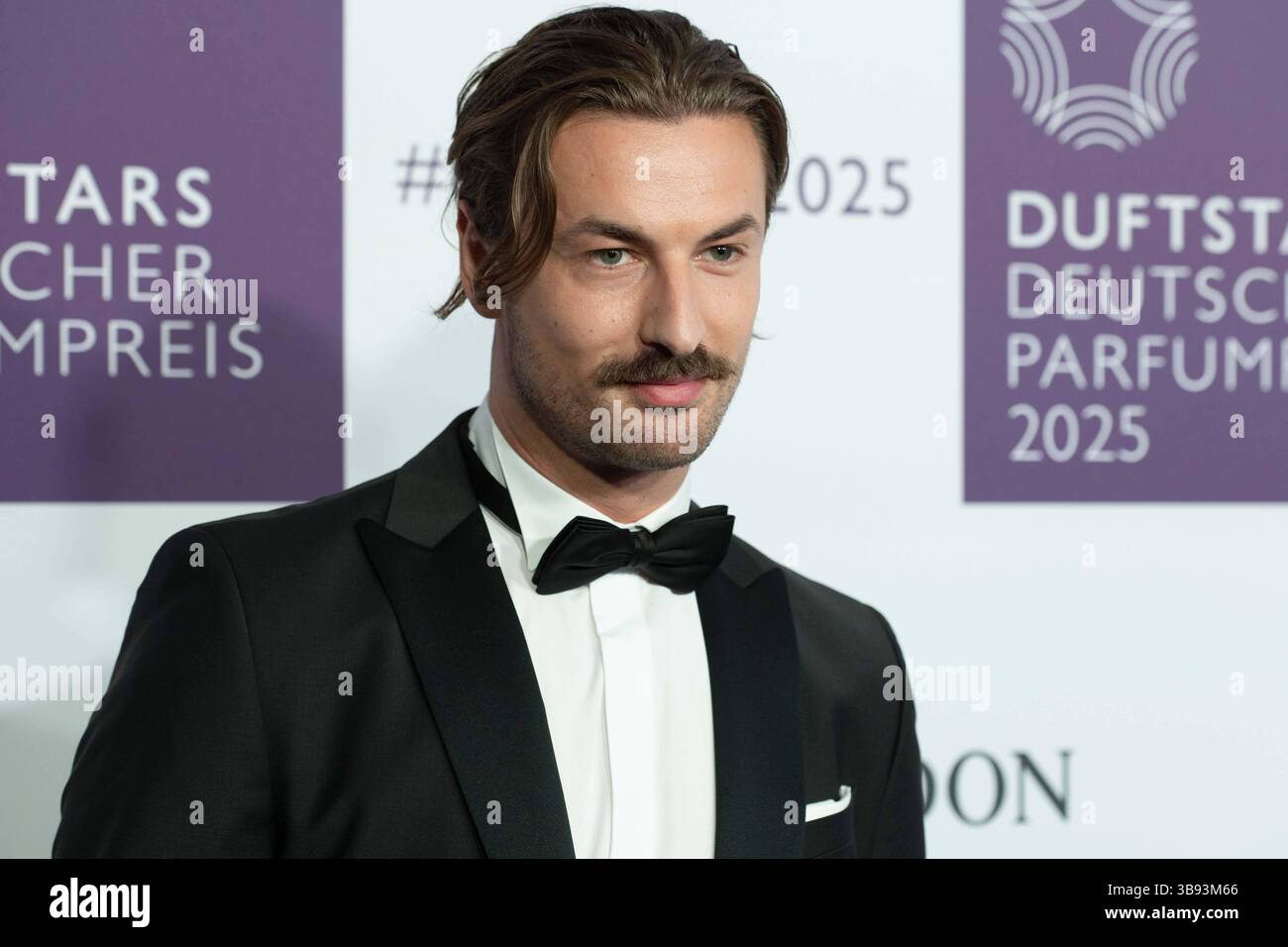 Nicolas PUSCHMANN, Portraet, Porträt, Portrait, Angeschnittenes ...