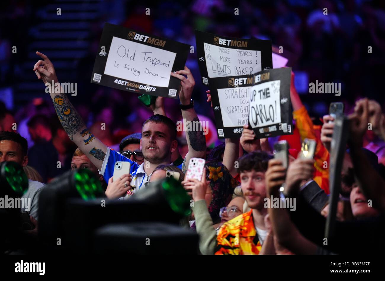 Darts fans luke littler hi-res stock photography and images - Alamy