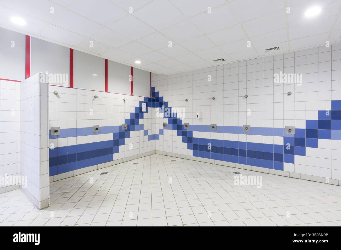 Pool Shower Area: Modern Design in Aquapark Stock Photo - Alamy