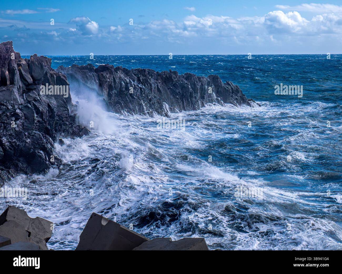 Water crash on rocks hi-res stock photography and images - Alamy
