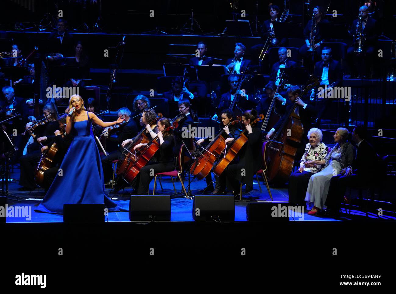 Wrens veteran Ruth Barnwell (third from right), WW2 evacuee Doreen ...