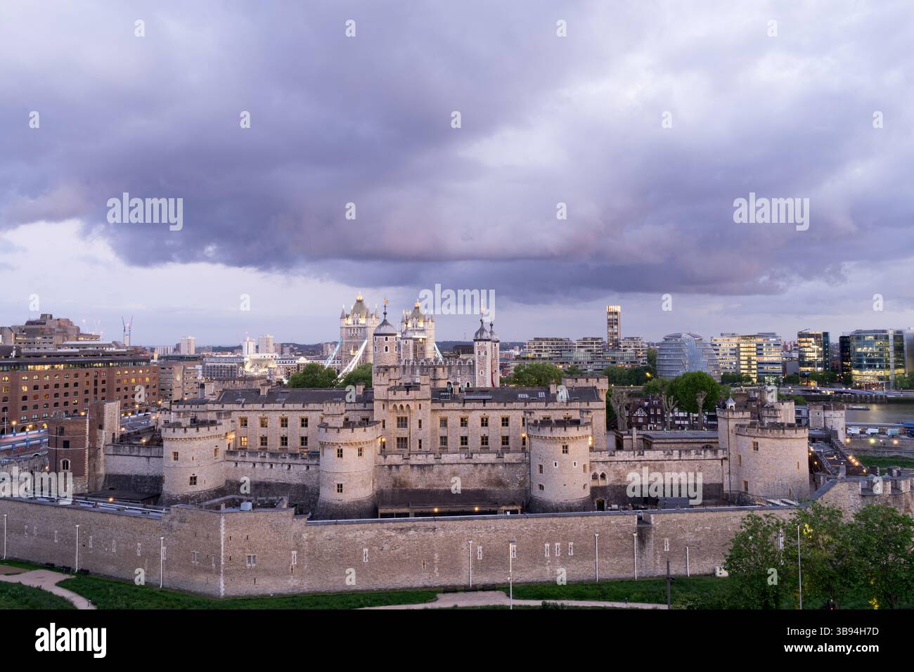 London, UK. 8th May 2025. UK Weather. Clouds gathered over Tower Bridge ...
