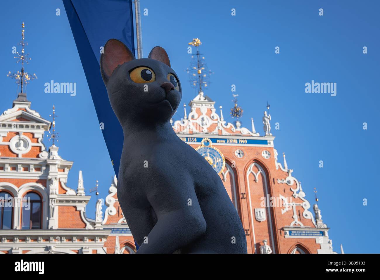 Black flow cat statue hi-res stock photography and images - Alamy