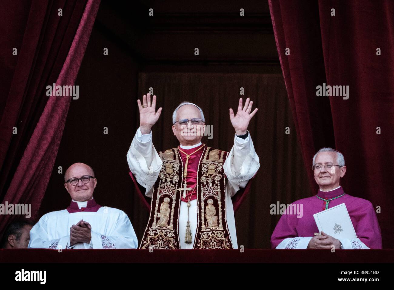 Vatican, the new Pope appears on the steps of St. Peter s Square and ...