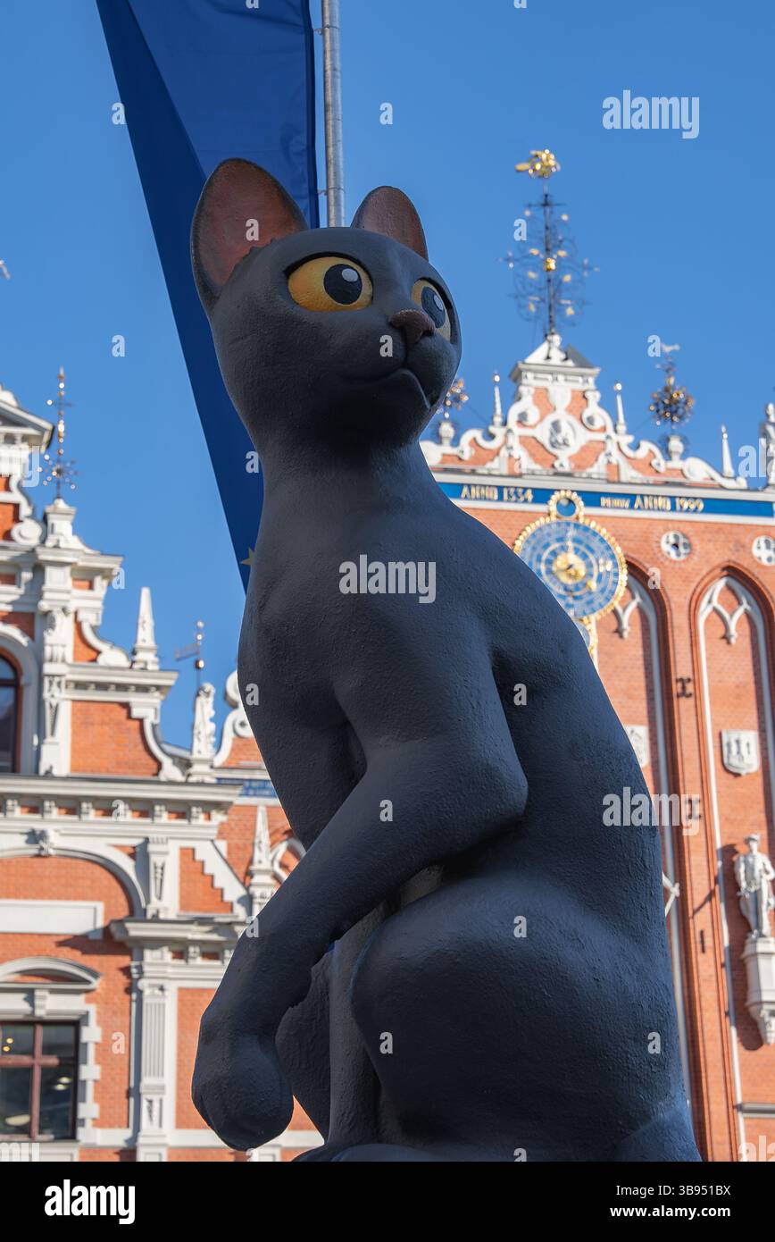 Black Cat Statue and House of the Blackheads in Riga, Latvia Stock ...