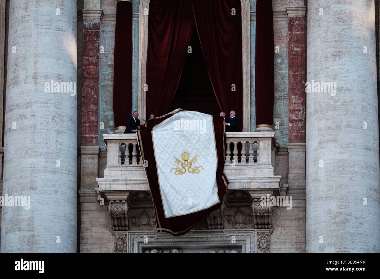Vatican, the new Pope appears on the steps of St. Peter s Square and ...