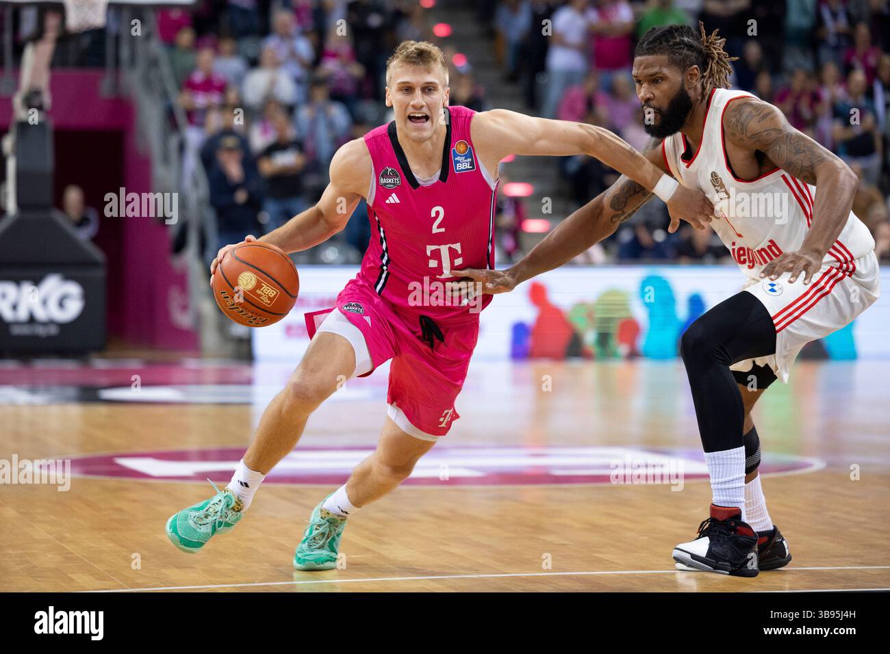 Sam GRIESEL (BON 2, left) on the ball in a duel against Devin BOOKER ...