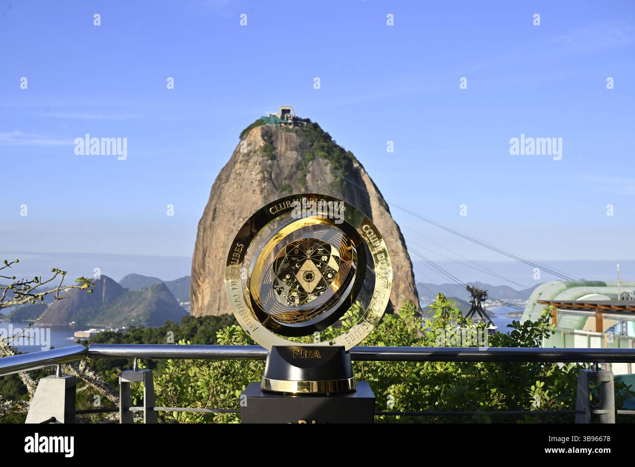 Fifa club world cup trophy 2025 hi-res stock photography and images - Alamy