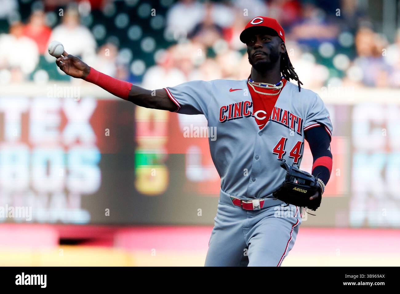 Cincinnati Reds shortstop Elly De La Cruz throws to first base for the ...
