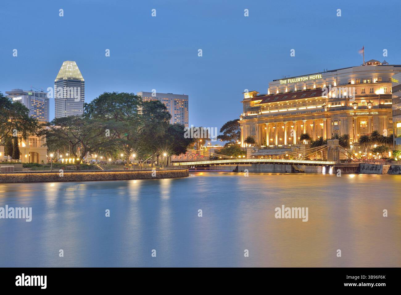 The iconic Fullerton Hotel in Singapore overlooking the Marina Bay ...