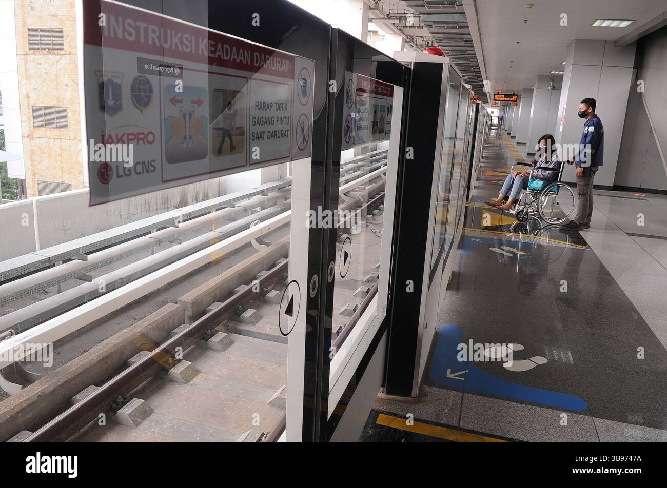 January 1, 2009, Pengansaan dua, Jakarta, INDONESIA: Passenger activity ...