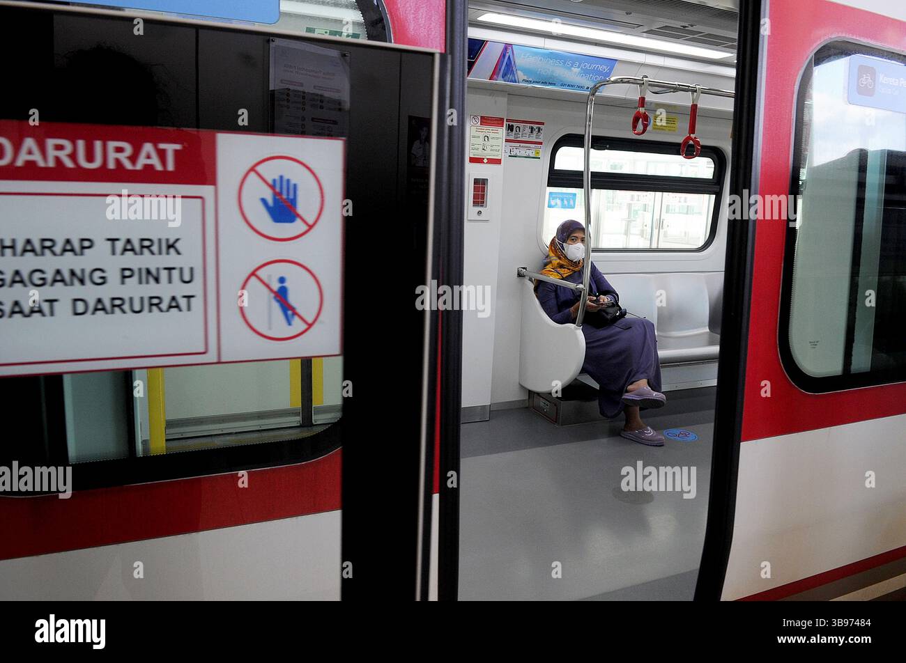 January 1, 2009, Pengansaan dua, Jakarta, INDONESIA: Passenger activity ...