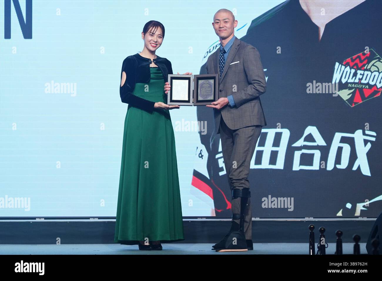 (L-R) Saori Sakoda, Hirotaka Kon (), MAY 8, 2025 - Volleyball : 2024-25 ...