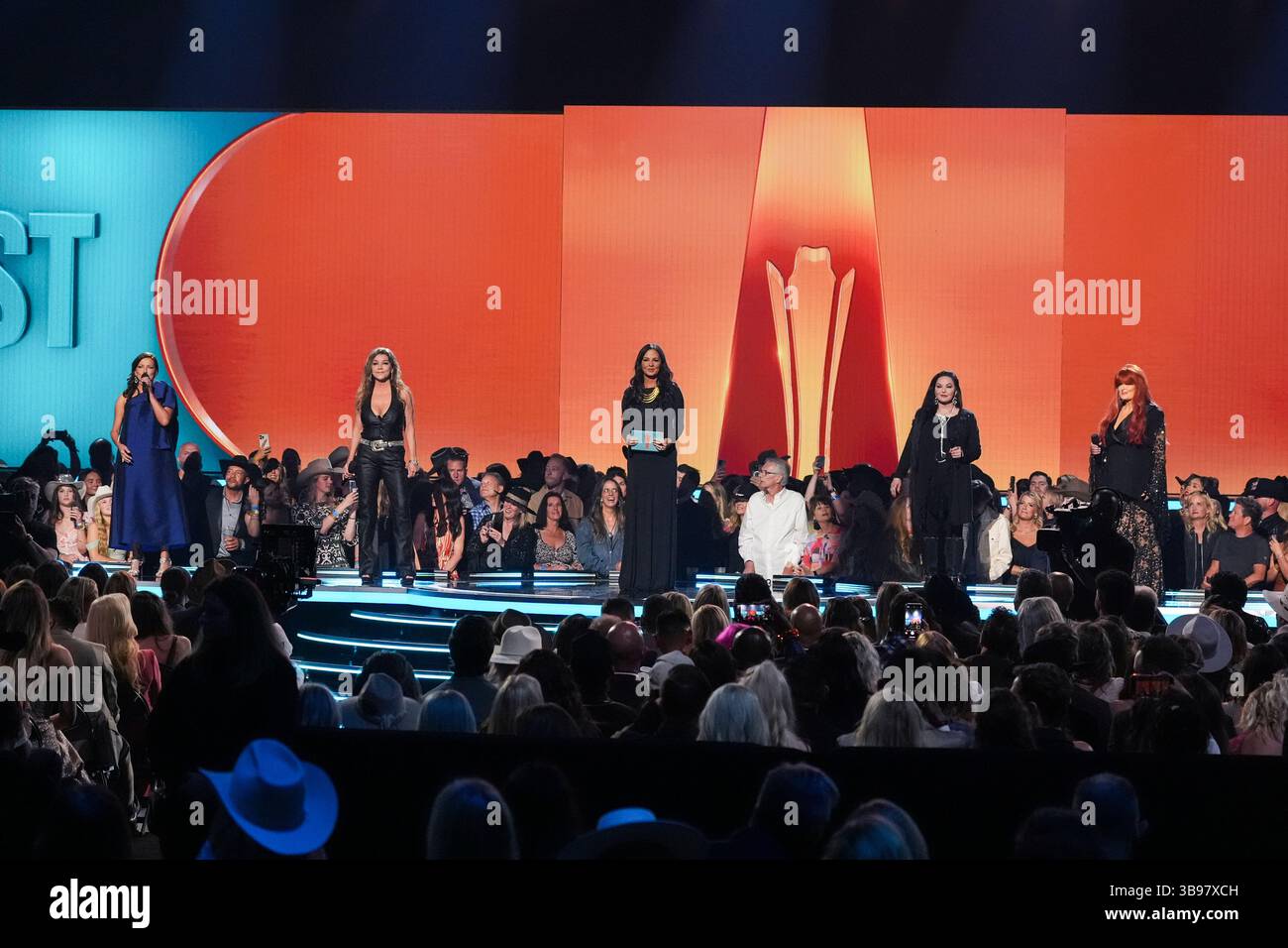 Martina McBride, from left, Gretchen Wilson, Sarah Evans, Crystal Gayle ...