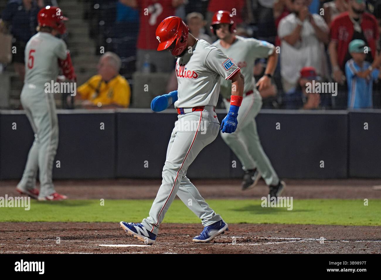 Philadelphia Phillies' Edmundo Sosa scores on an RBI double by Brandon ...