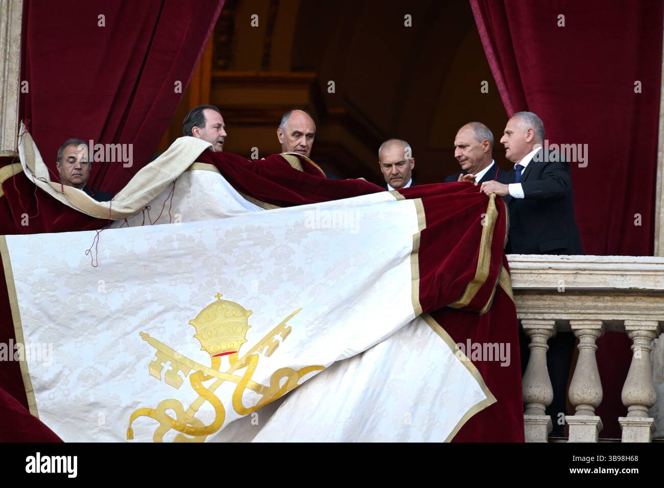 Vatican City, Vatican. 08th May, 2025. VATICAN CITY, VATICAN - MAY 08 ...