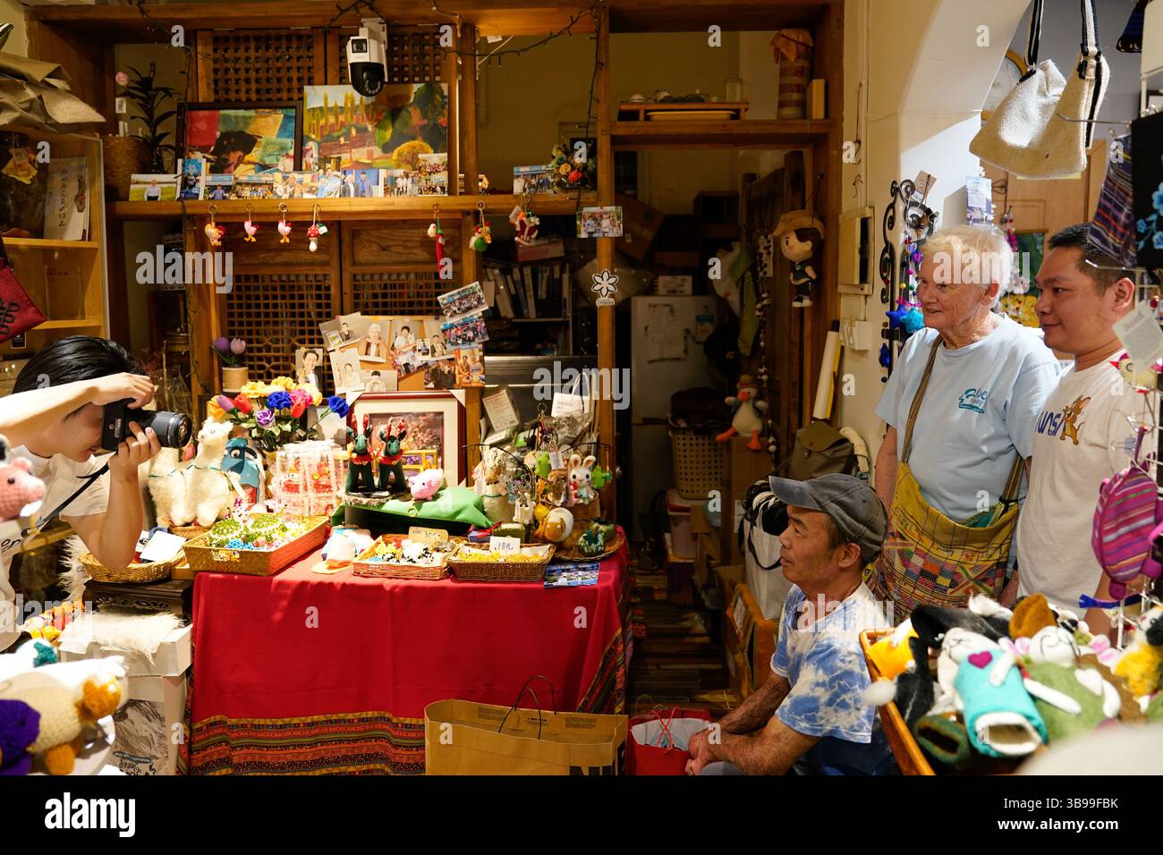 Chengdu, China's Sichuan Province. 19th Apr, 2025. Rachel Grace ...