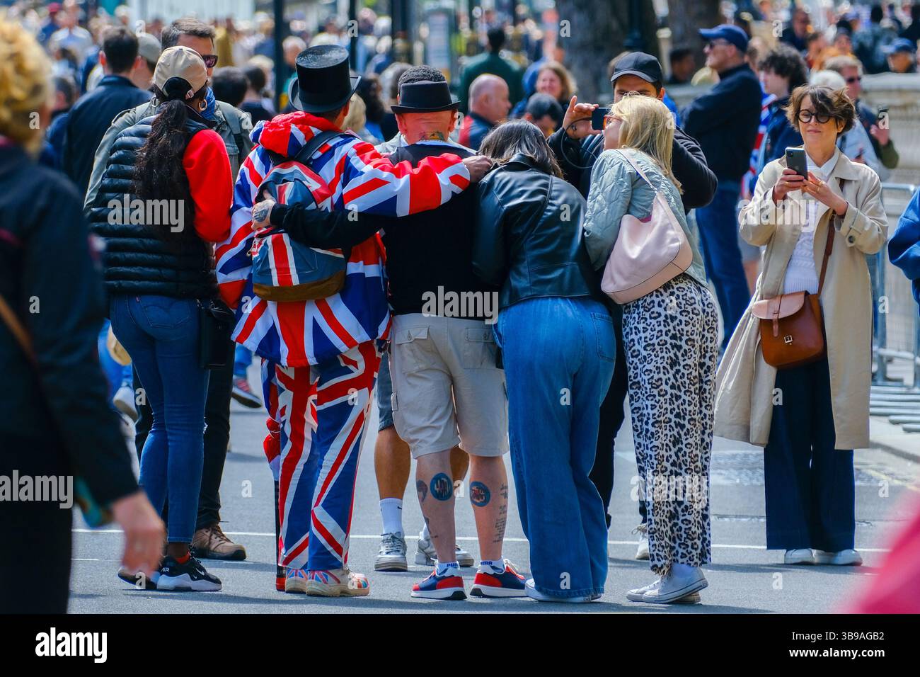London, UK. 8th May, 2025. Trafalgar Square marks the 80th anniversary ...