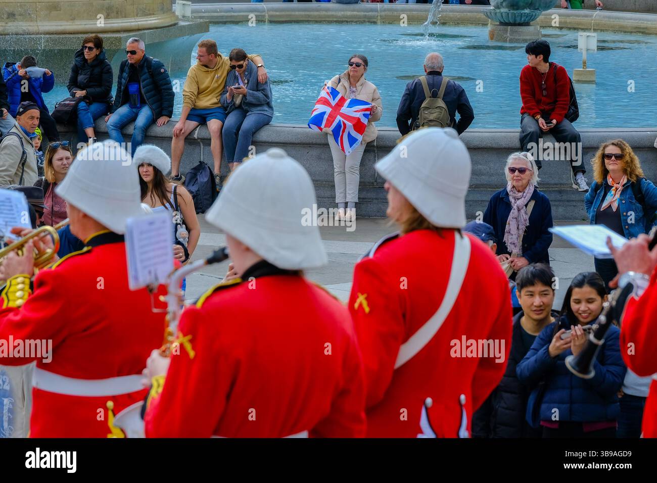 London, UK. 8th May, 2025. Trafalgar Square marks the 80th anniversary ...