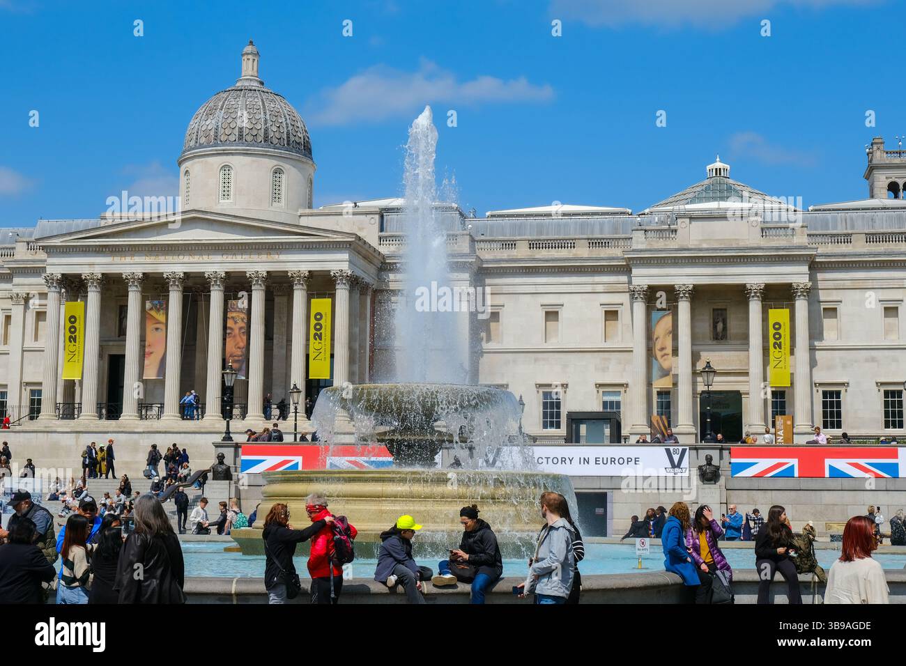 London, UK. 8th May, 2025. Trafalgar Square marks the 80th anniversary ...