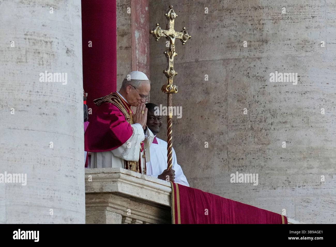 Pope Leo XIV addresses the crowds as he appears on the balcony of St ...