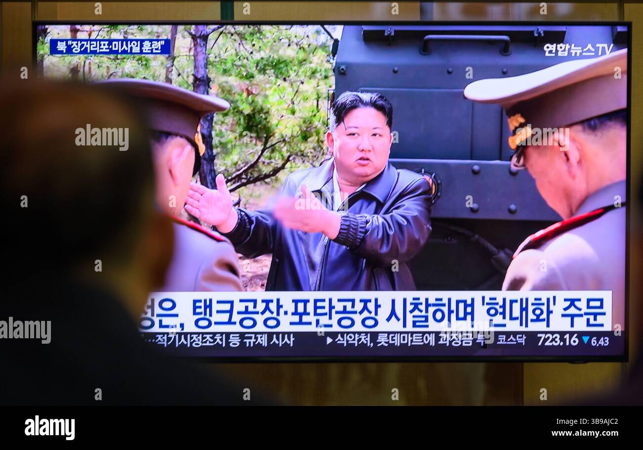 People watch a 24-hour Yonhap news TV broadcast at Seoul Railway ...
