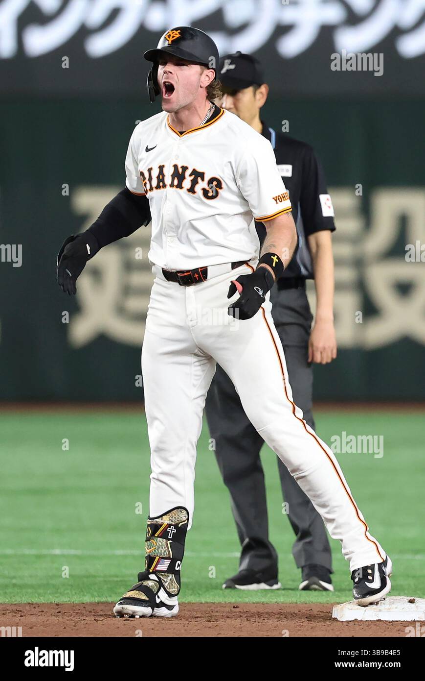 [TITLE CORRECTION]Yomiuri Giants right fielder Trey Cabbage from the ...