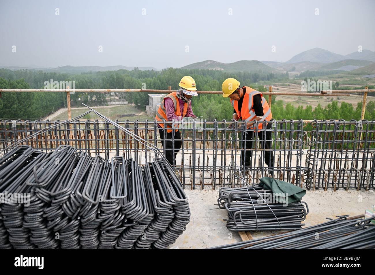 (250509) -- HEBEI, May 9, 2025 (Xinhua) -- Laborers work at a grand ...