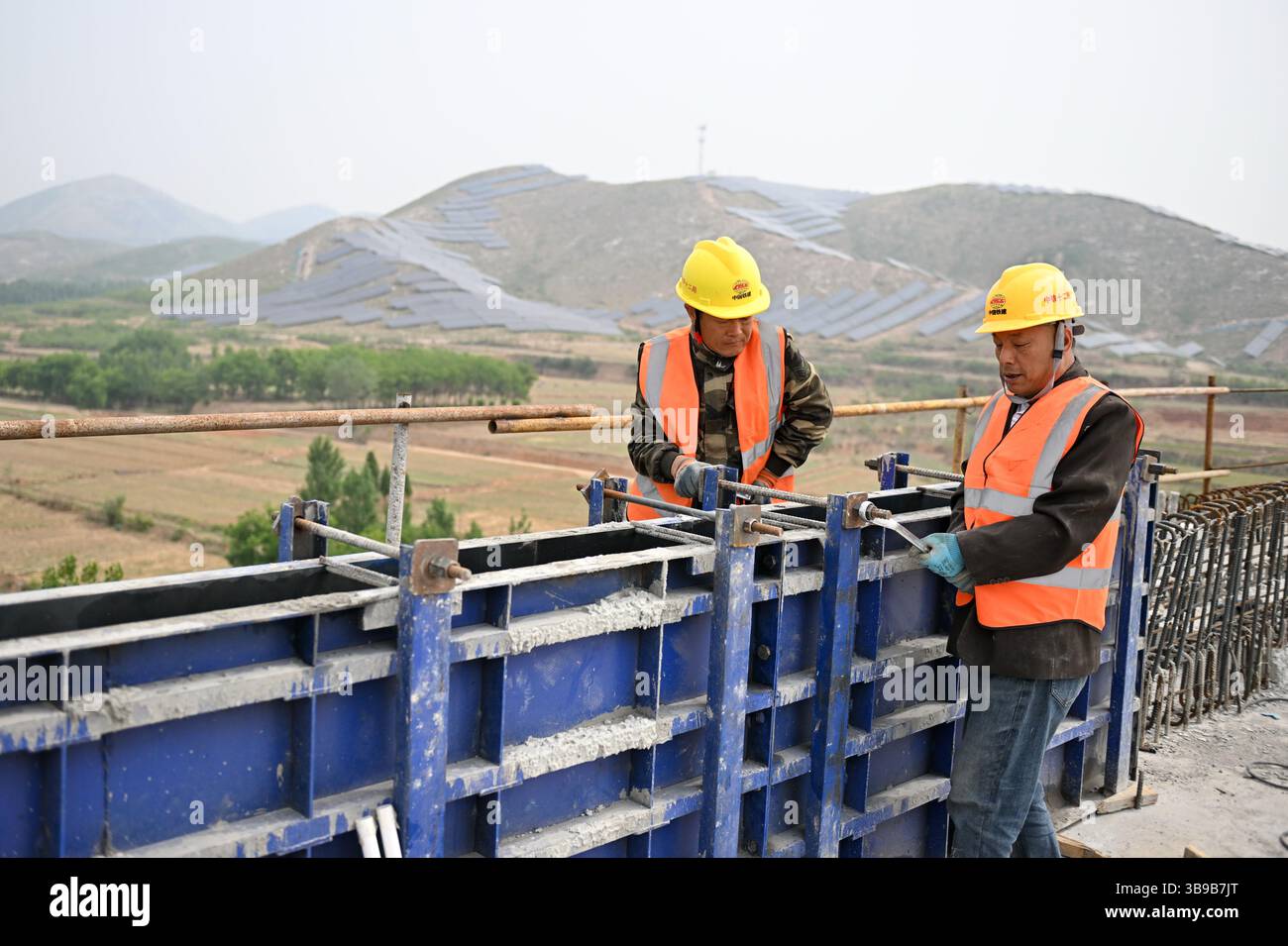 (250509) -- HEBEI, May 9, 2025 (Xinhua) -- Laborers work at a grand ...