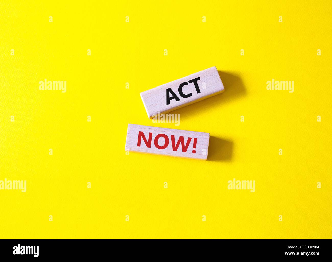 Act now symbol. Wooden blocks with words Act now. Beautiful yellow ...