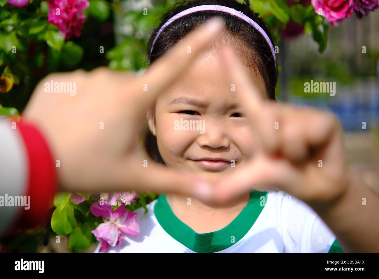 Children take part in various activities on World Smile Day in Nantong ...