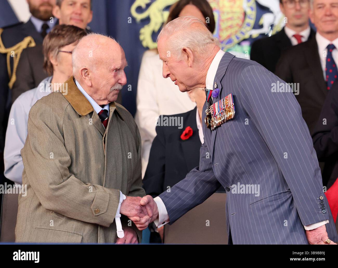 WWII bomber pilot Harry Richardson (left), 107, and King Charles III ...