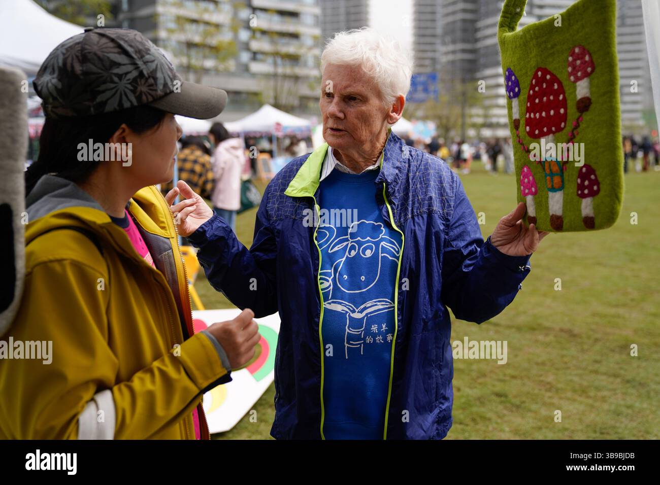 (250509) -- CHENGDU, May 9, 2025 (Xinhua) -- Rachel Grace Pinniger (R ...